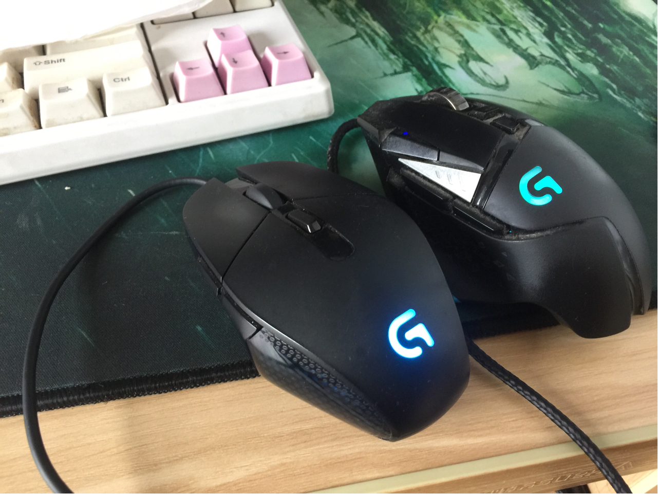 用了两年多的g502磨损。 NGA玩家社区