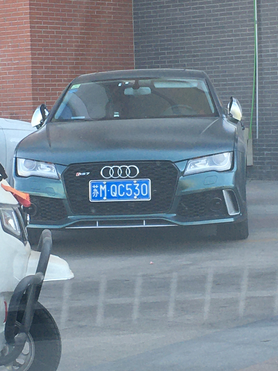 这就是价值150万的奥迪rs7，感觉外形好低调啊。。。 NGA玩家社区