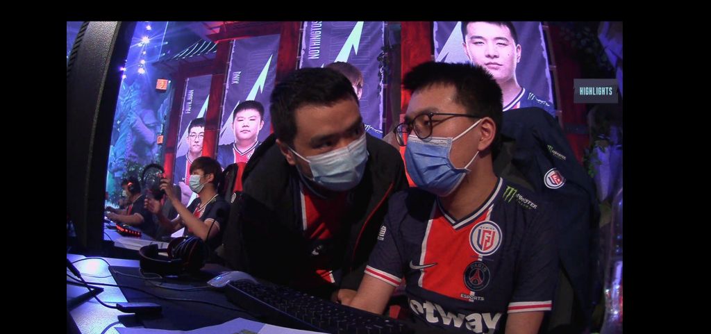 第二场选完人之后，8王跟y队xinq做最后的叮嘱 NGA玩家社区