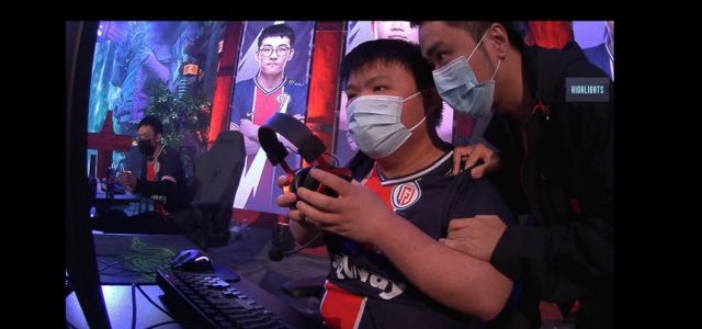 第二场选完人之后，8王跟y队xinq做最后的叮嘱 NGA玩家社区