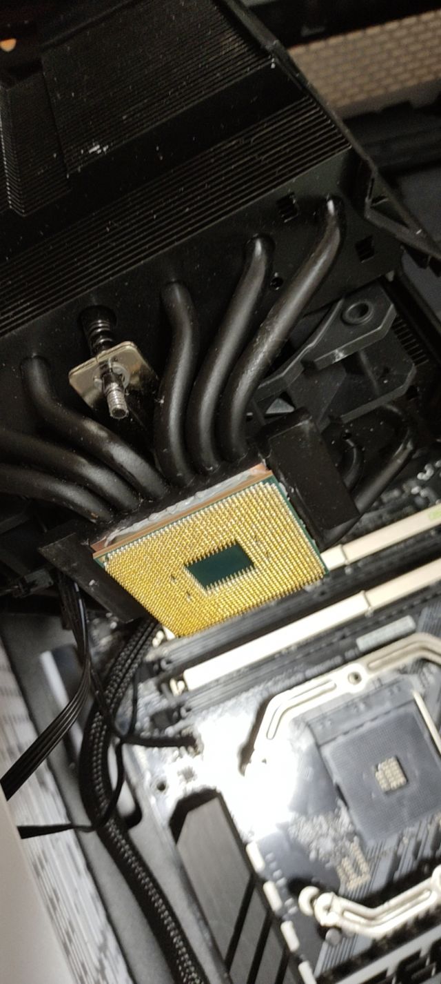 来个人来大佬救命。。。。5800x开机60多度。顺带送个散热器扯下的图给大家笑笑 NGA玩家社区