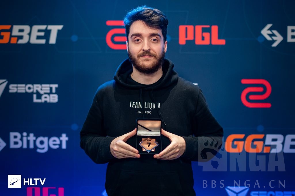 Major 期间各大 People 都收到去年前年的 hltv 奖牌了. NGA玩家社区