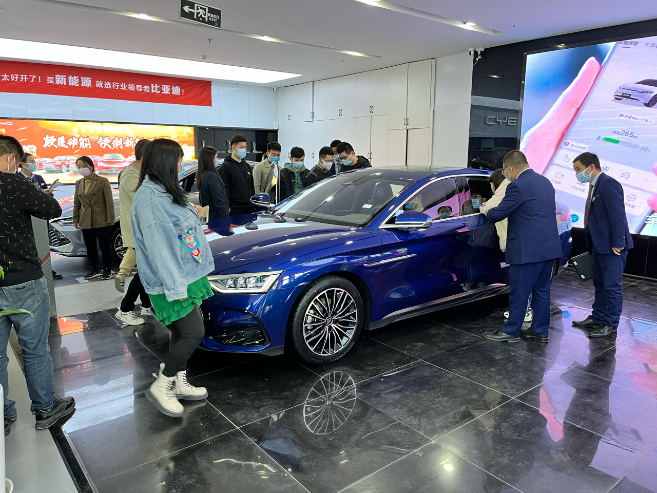 今天去比亚迪4s看车，汉dmi被围观了，第一辆车就它了。。 NGA玩家社区