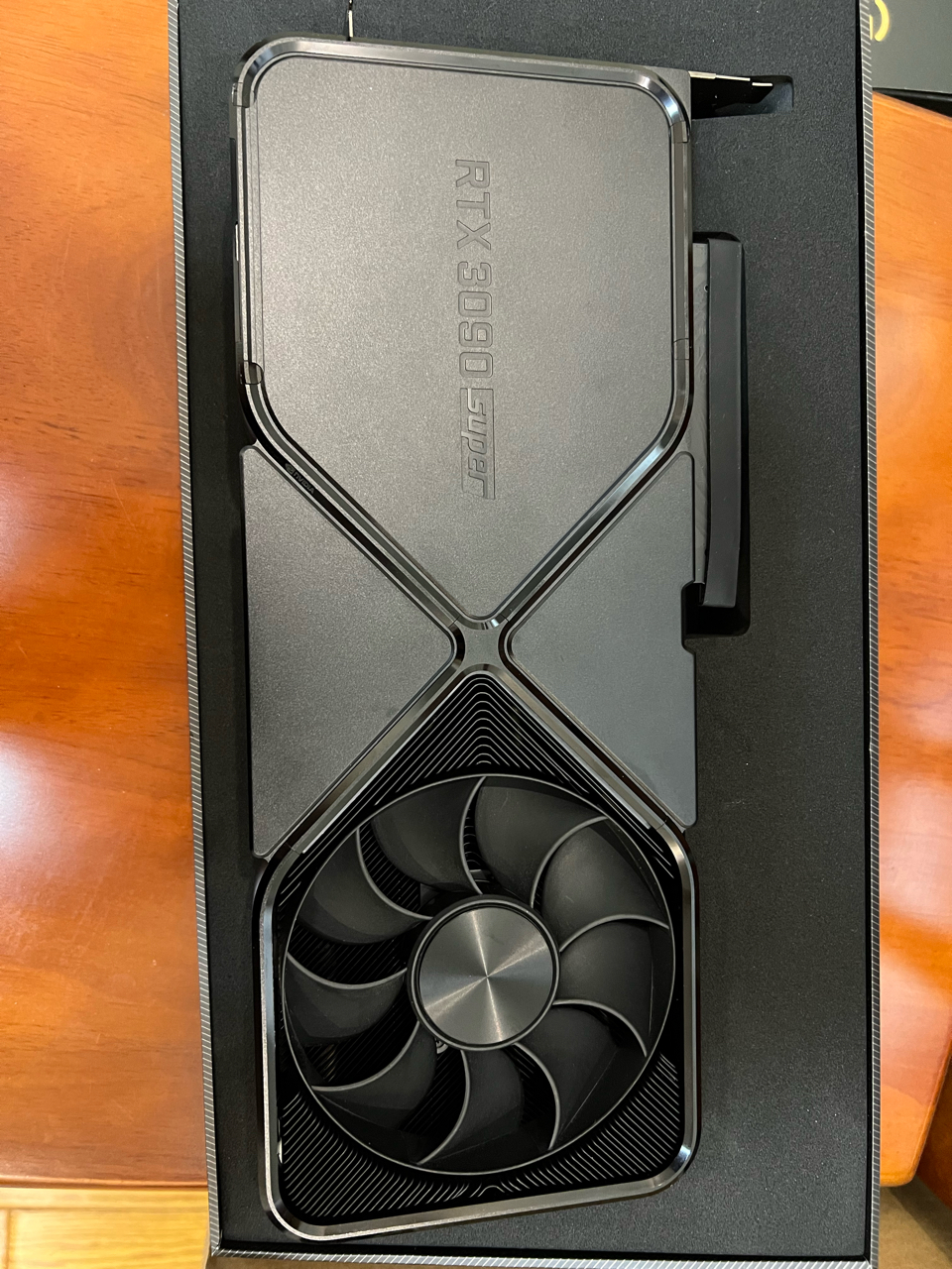 英伟达 RTX 4090 Founders Edition 曝光：三插槽、双风扇设计，今晚发布 NGA玩家社区