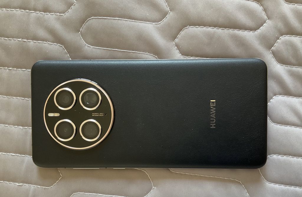 [手机颜值]黑色mate50pro搭配金色镜头膜，真的是土味十足啊，符合中老年审美的颜色 NGA玩家社区