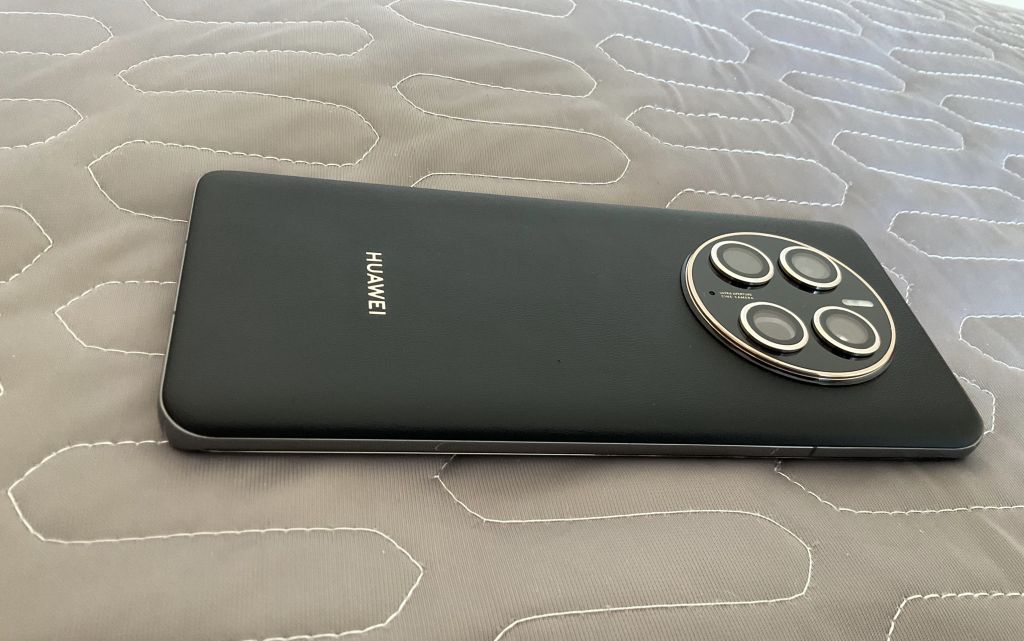 [手机颜值]黑色mate50pro搭配金色镜头膜，真的是土味十足啊，符合中老年审美的颜色 NGA玩家社区