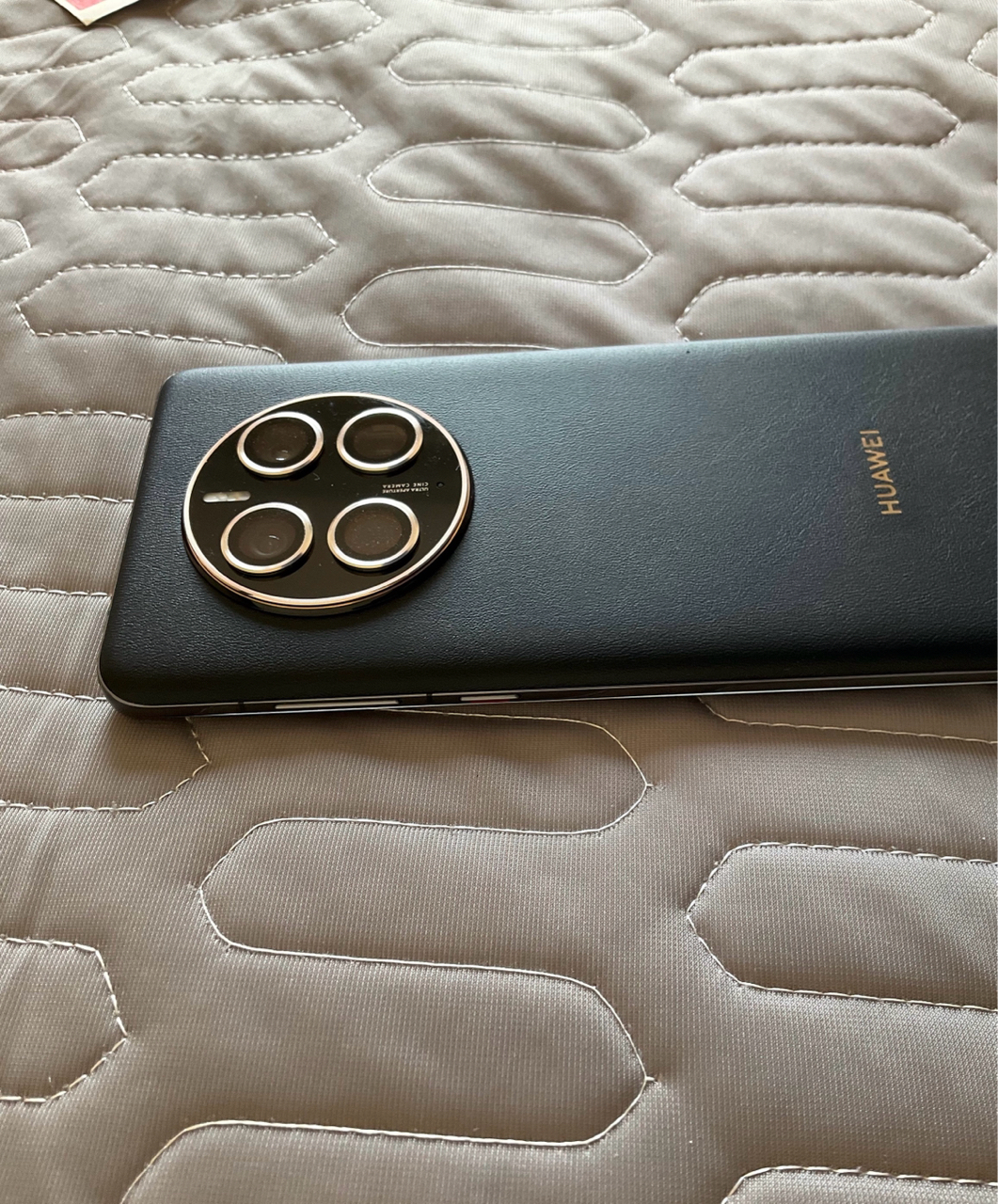 [手机颜值]黑色mate50pro搭配金色镜头膜，真的是土味十足啊，符合中老年审美的颜色 NGA玩家社区