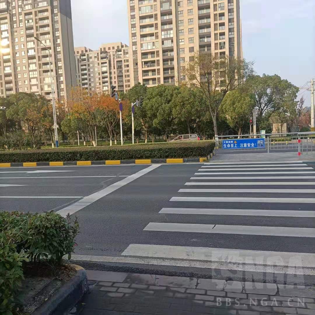 请问在这种专门为行人设置的人行道红绿灯，哪个地方算对侧路口？？ NGA玩家社区