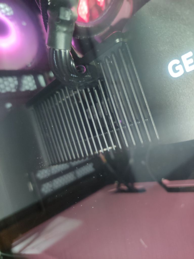 把公版4090装进了nr200p里 大佬来看看这线的弯曲程度 NGA玩家社区