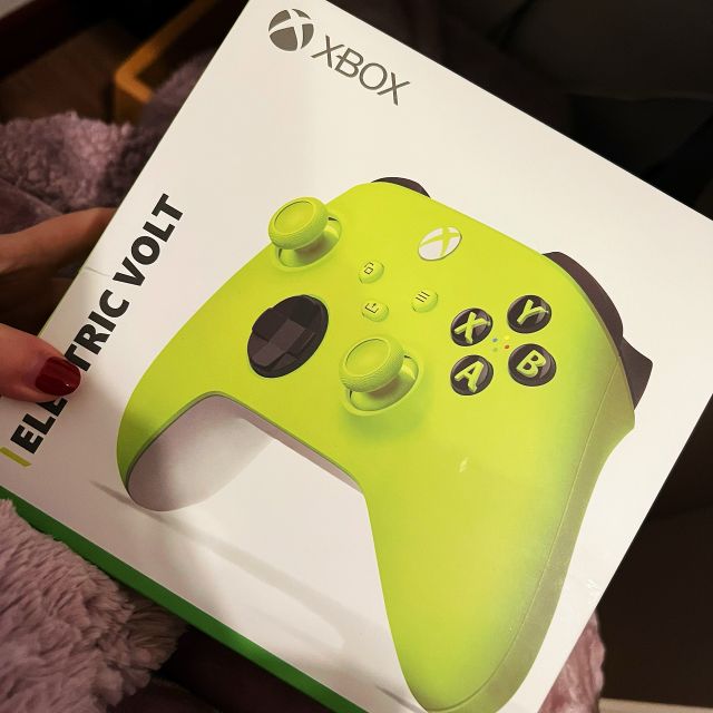 XBOX手柄是要上电池的吗？ 178
