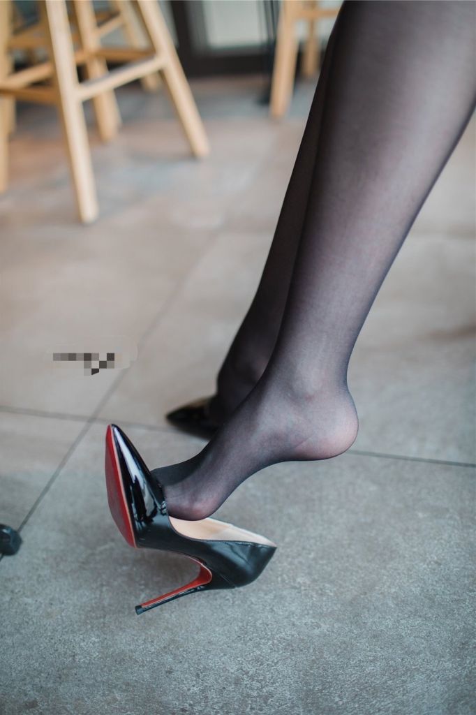 许愿！lsp就要许最瑟的愿，看42穿丝袜翘脚吊着高跟鞋 NGA玩家社区