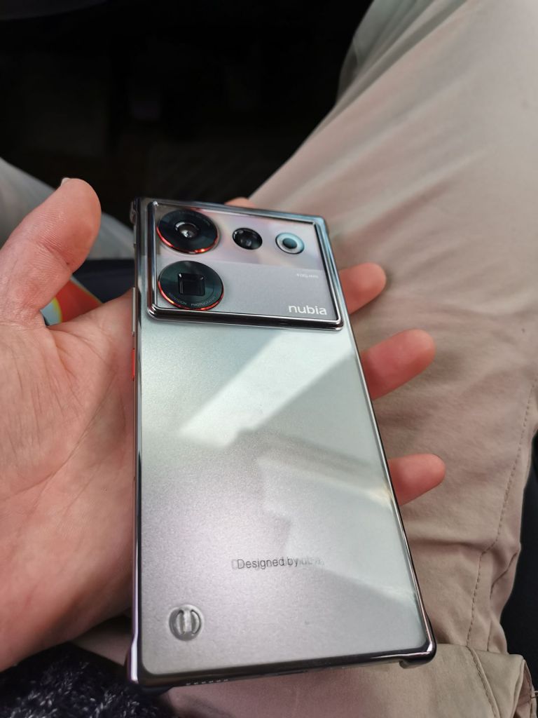 z50u裸机手感一言难尽，磨砂玻璃后盖手感真的非常廉价 NGA玩家社区