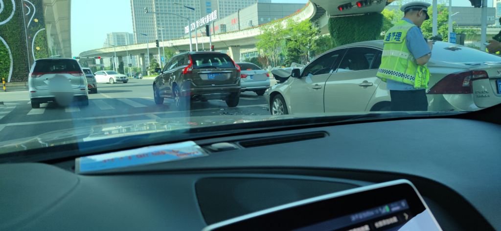 s60l追尾xc60大水冲了龙王庙 NGA玩家社区