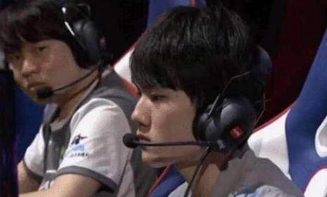 [国际赛事]宙斯和oner这个看faker的表情，有当初左手看杰克那味了 NGA玩家社区