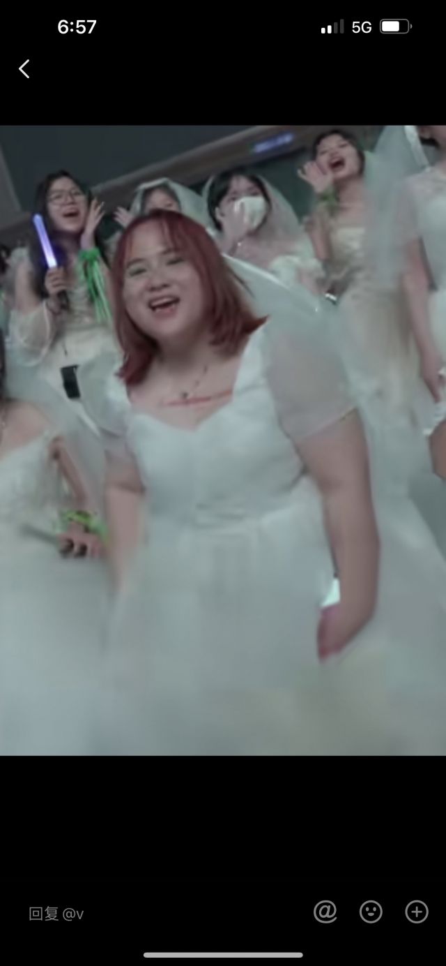 王源演唱会，大批女歌迷穿婚纱来现场 NGA玩家社区