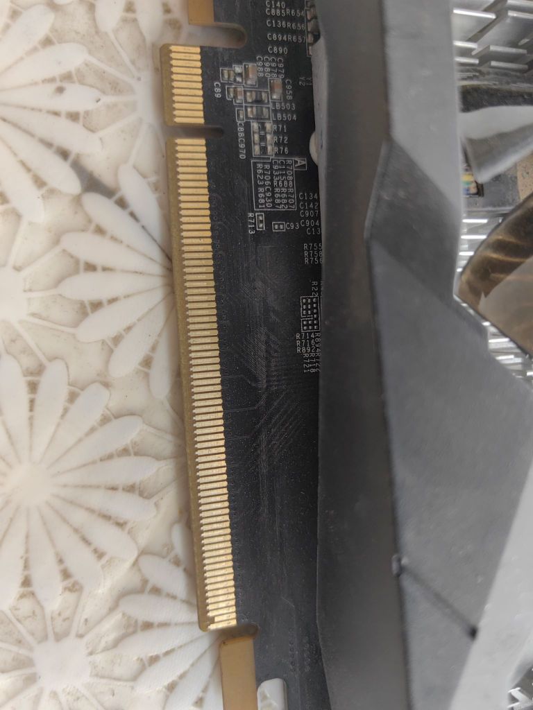 p106到货了，这金手指怎么短了一个，大佬们这正常吗？ NGA玩家社区