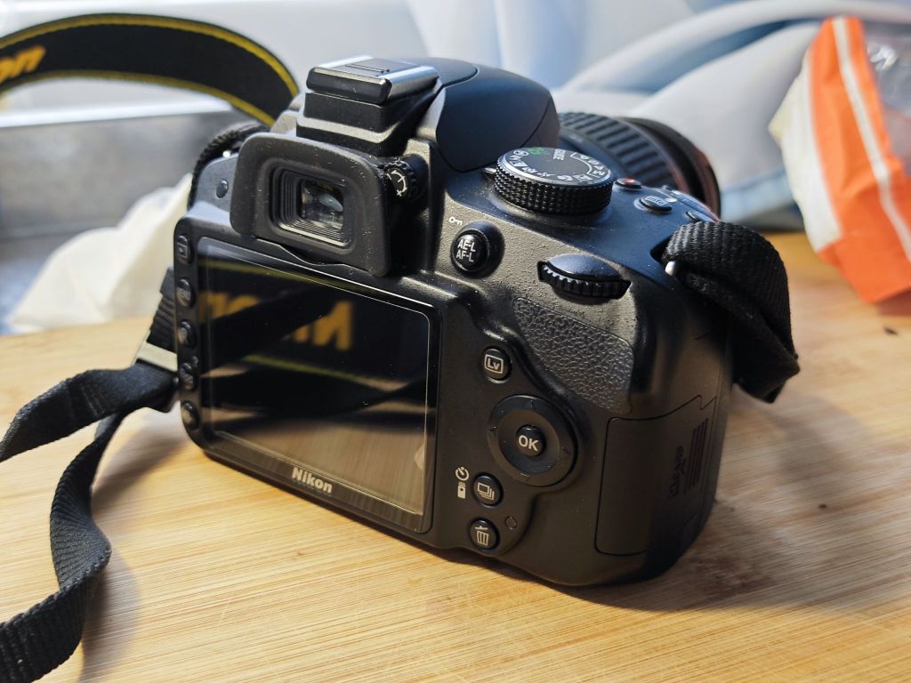 出九成新的尼康d3200(其实也看不到啥划痕，应该也没了碰过，在家吃灰了好多年了。感觉这古董机对焦速度太慢了，老婆打算换个微单 178