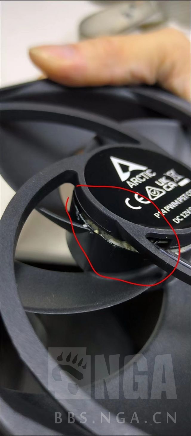 某多夕买了3把arctic P14 co和1把f14 co风扇, 发现里面有白色粉末, 这是否正常? NGA玩家社区