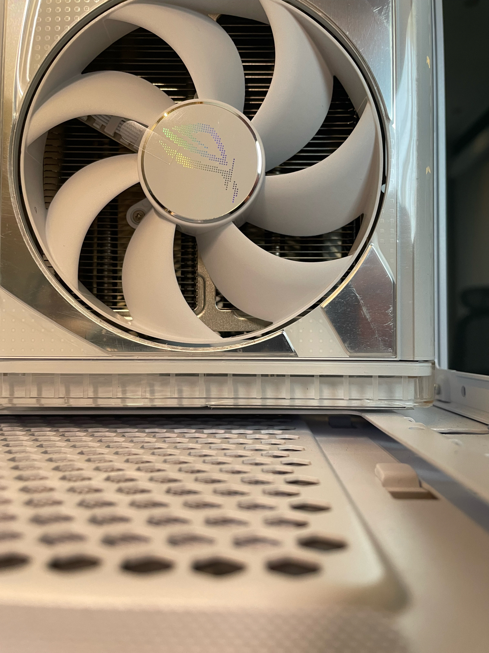 ROG 4090白猛禽 吊装 O11D EVO，但是太极限了！被塞的满满的！ NGA玩家社区