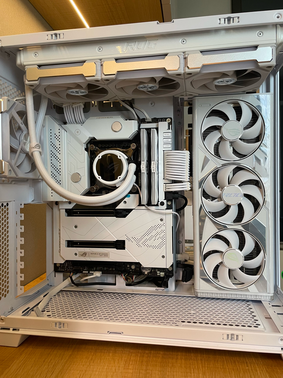 ROG 4090白猛禽 吊装 O11D EVO，但是太极限了！被塞的满满的！ NGA玩家社区