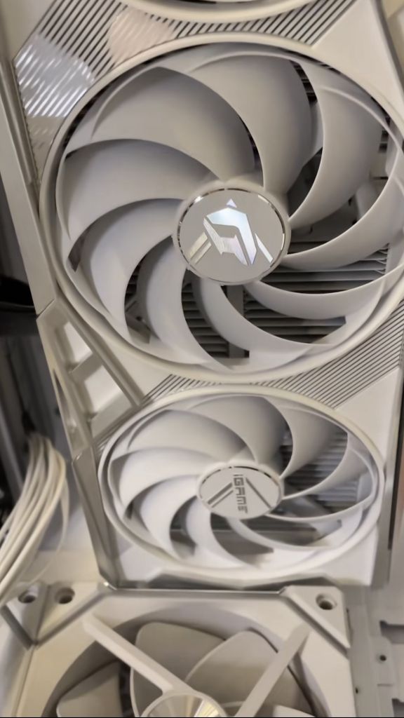 ROG 4090白猛禽 吊装 O11D EVO，但是太极限了！被塞的满满的！ NGA玩家社区