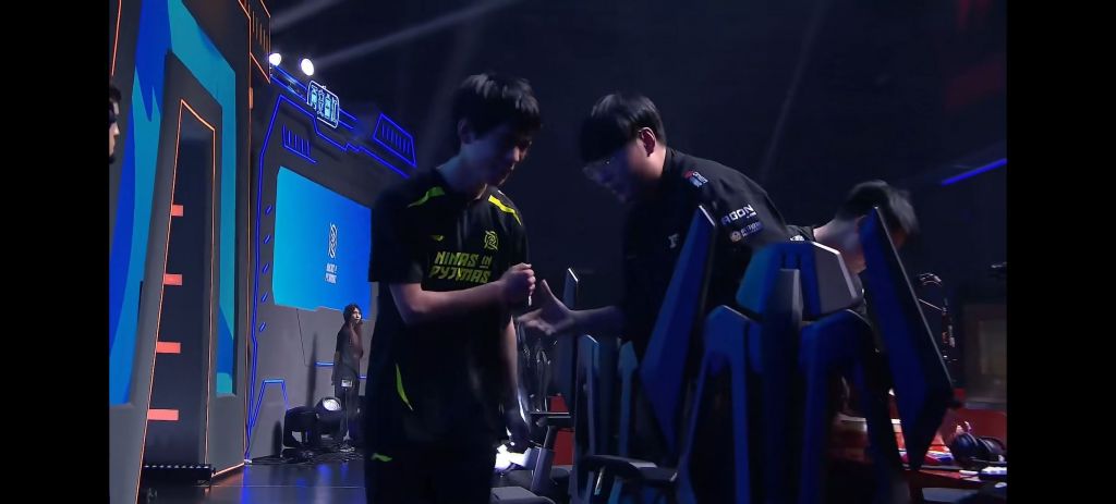 [本赛区赛事]其他地方看见的，虽然RNG输了但是呼吸猜拳赢了 178