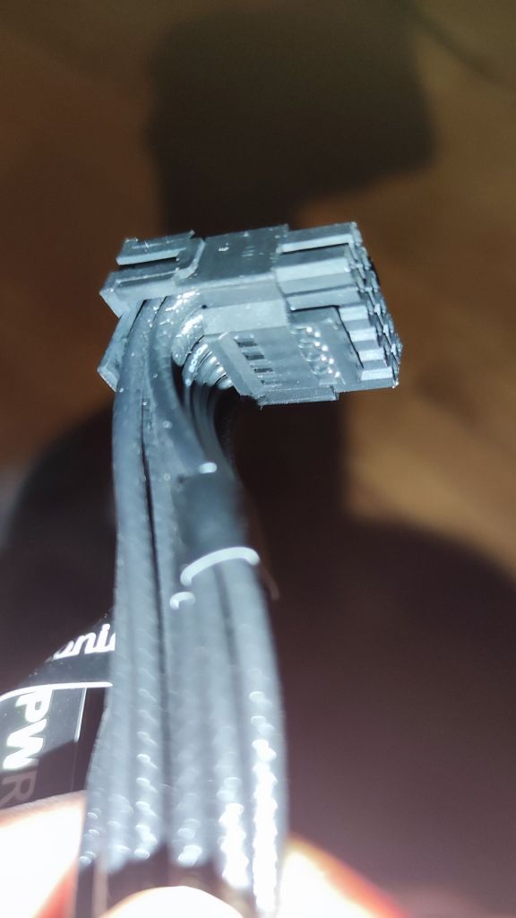 原来所谓的90度16pin显卡线就是加个套子帮你固定住垂直弯曲的线啊? NGA玩家社区