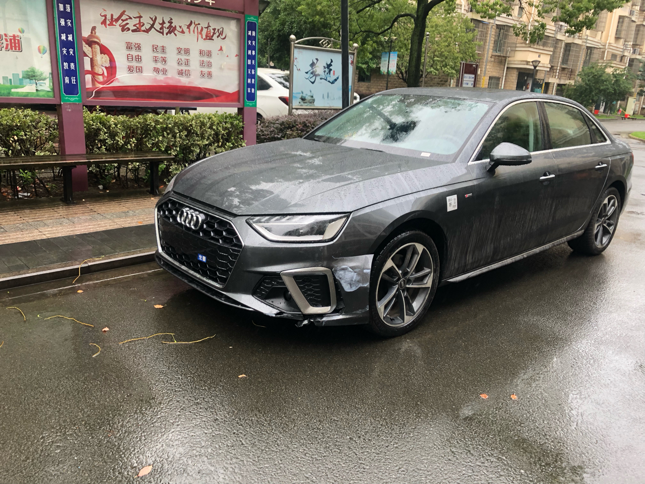 昨天下班遇见的一个小伙子邻居的刚拿的奥迪A4L新鲜一血现场，图来了。这样一下要修多少钱啊。 NGA玩家社区