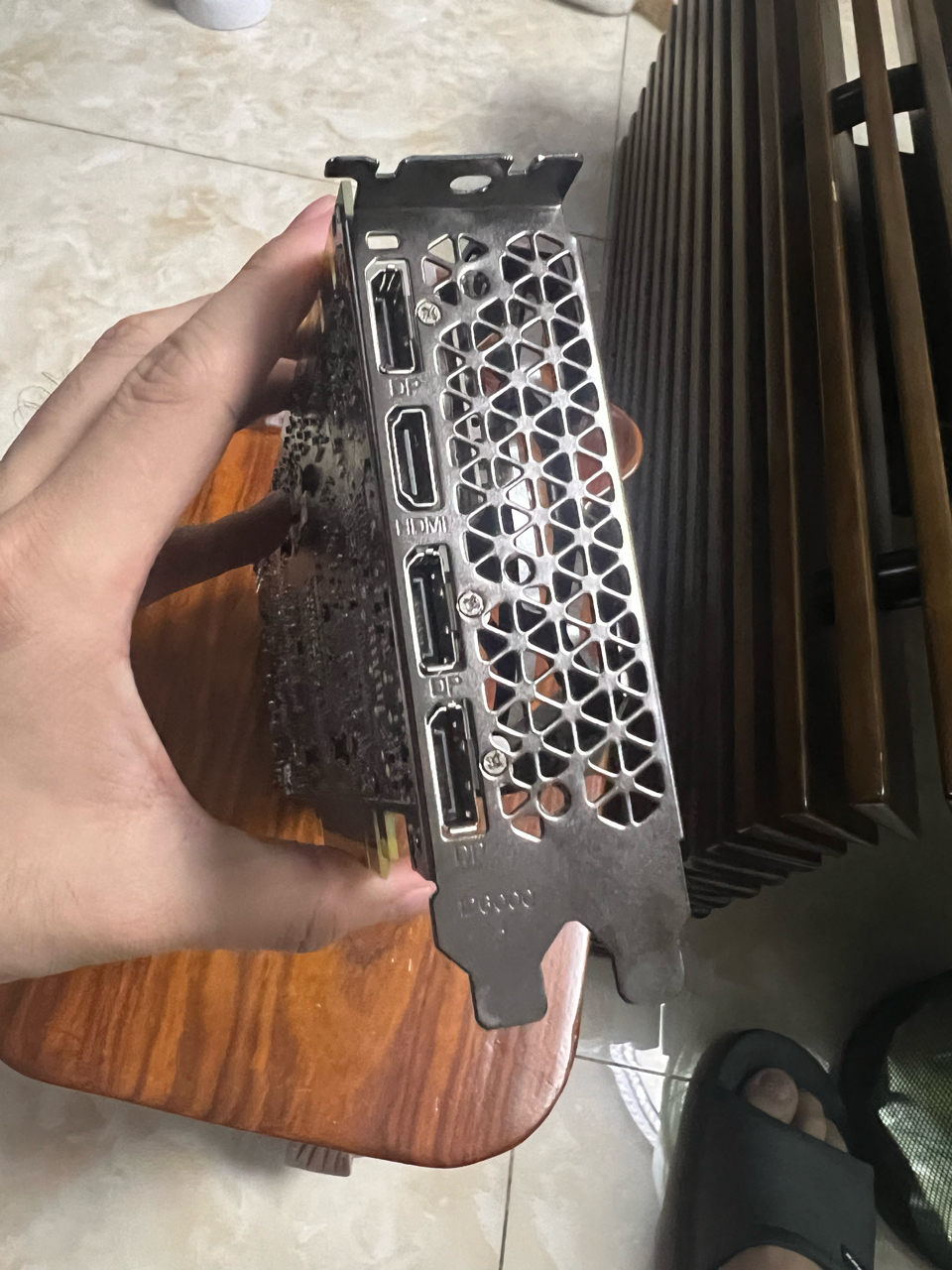 前天在泥潭买了一张1080ti 猛禽，结果到手以后压力测试95%，甜甜圈烤鸡频率偏低，功耗在270w到140w之间不停波动，是怎么回事啊？应该申请退款吗？ NGA玩家社区