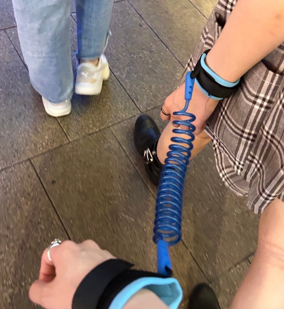 要乐奈CV青木阳菜在上海 人太多 经纪人用防走丢绳牵着走 NGA玩家社区