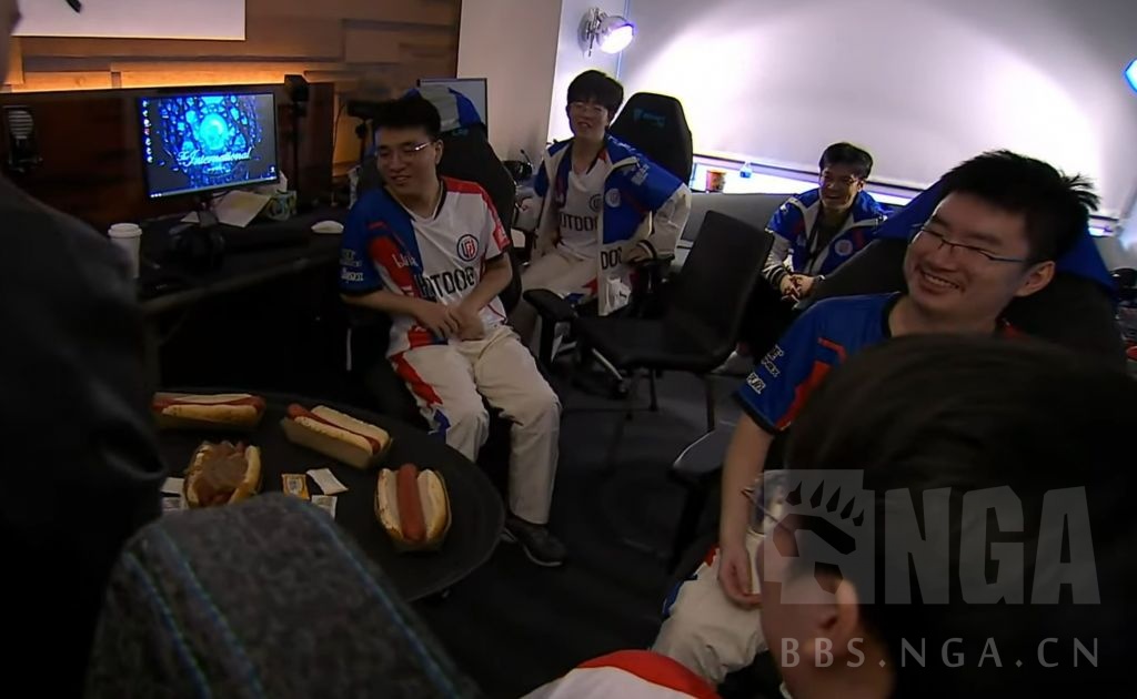 Slacks赛后采访lgd比赛房给他们带来了热狗，笑死了 NGA玩家社区