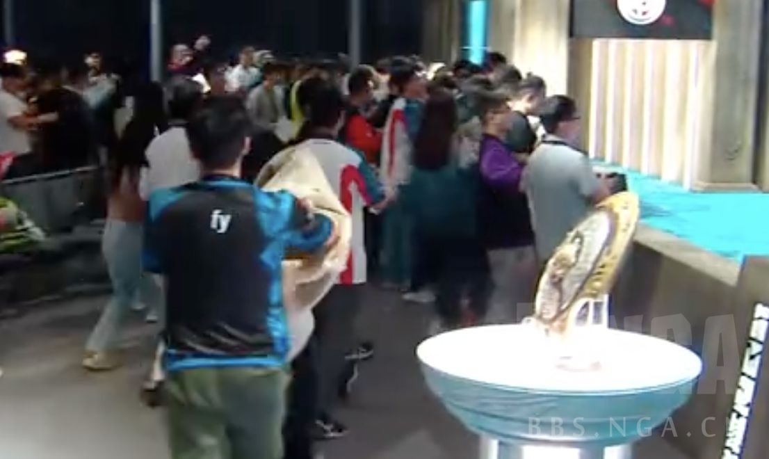 这个fy粉丝真搞啊，准备套个衣服就去合影 NGA玩家社区