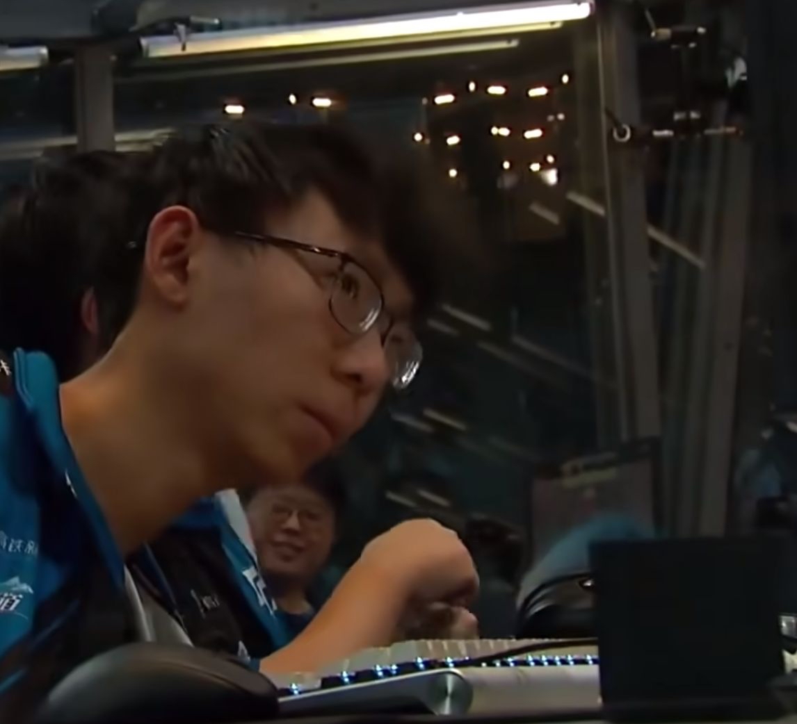 阿LOU在VIP club上伫立着看决赛的样子有点让人动容阿。 NGA玩家社区