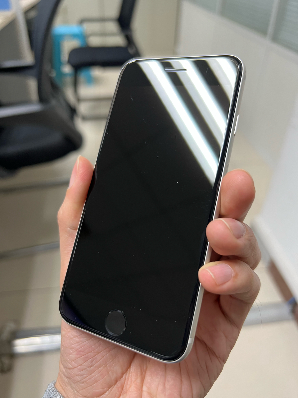 试出一台iPhone SE 3，日版星光色 64G 178