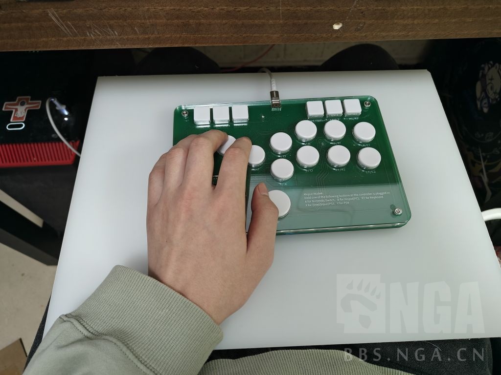 昨天试着把hitbox放腿上玩，感觉顺手好多，从6000分上到9000分了 NGA玩家社区