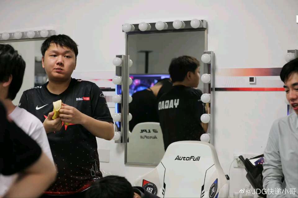 [本赛区赛事]今年算回旋镖元年么？连rng都开始吃香蕉了 178