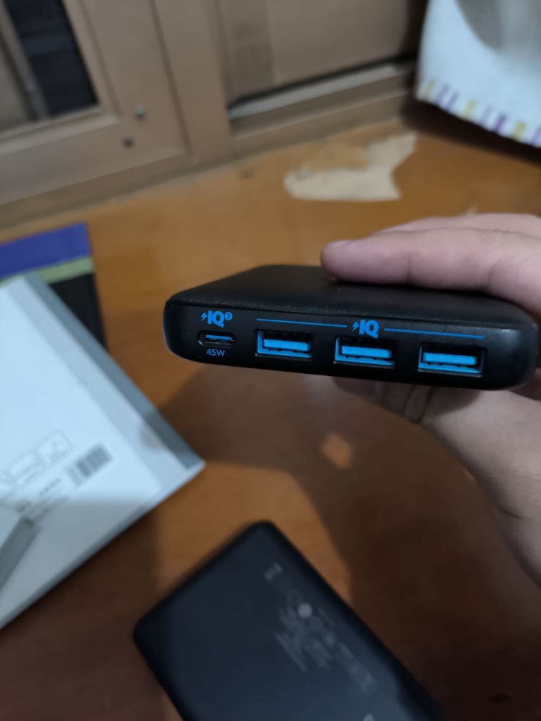 出两个anker的多口充电器 NGA玩家社区