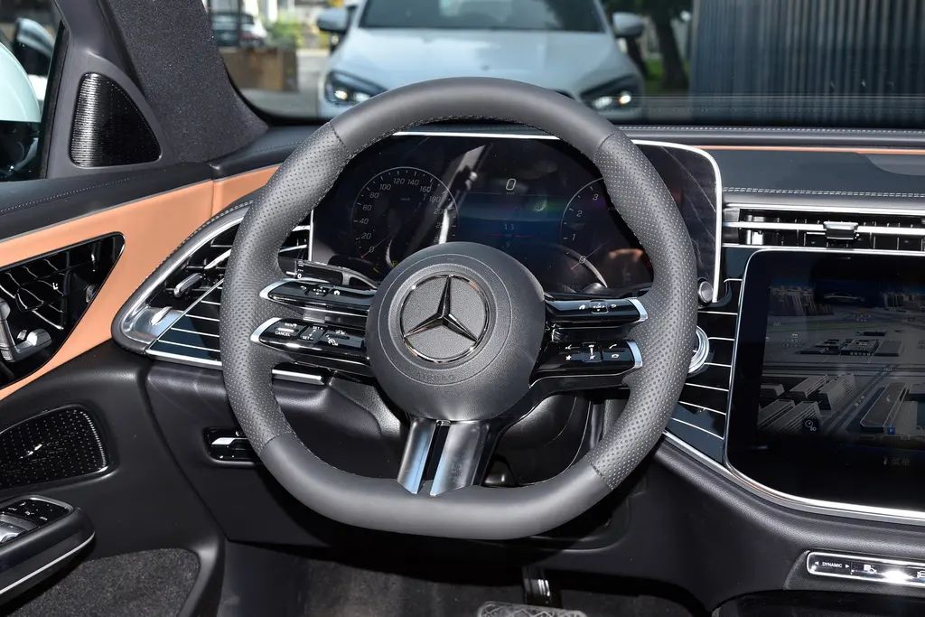 为毛现在这些传统车企，哪怕是BBA也这样搞了，仪表盘，中控台就直接怼一块屏幕在那里，这是省成本还是咋的？ 178