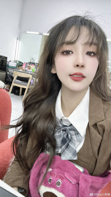 [行业资讯]LPL解说Rita晒JK着装照片并配文：元气小狗~ NGA玩家社区