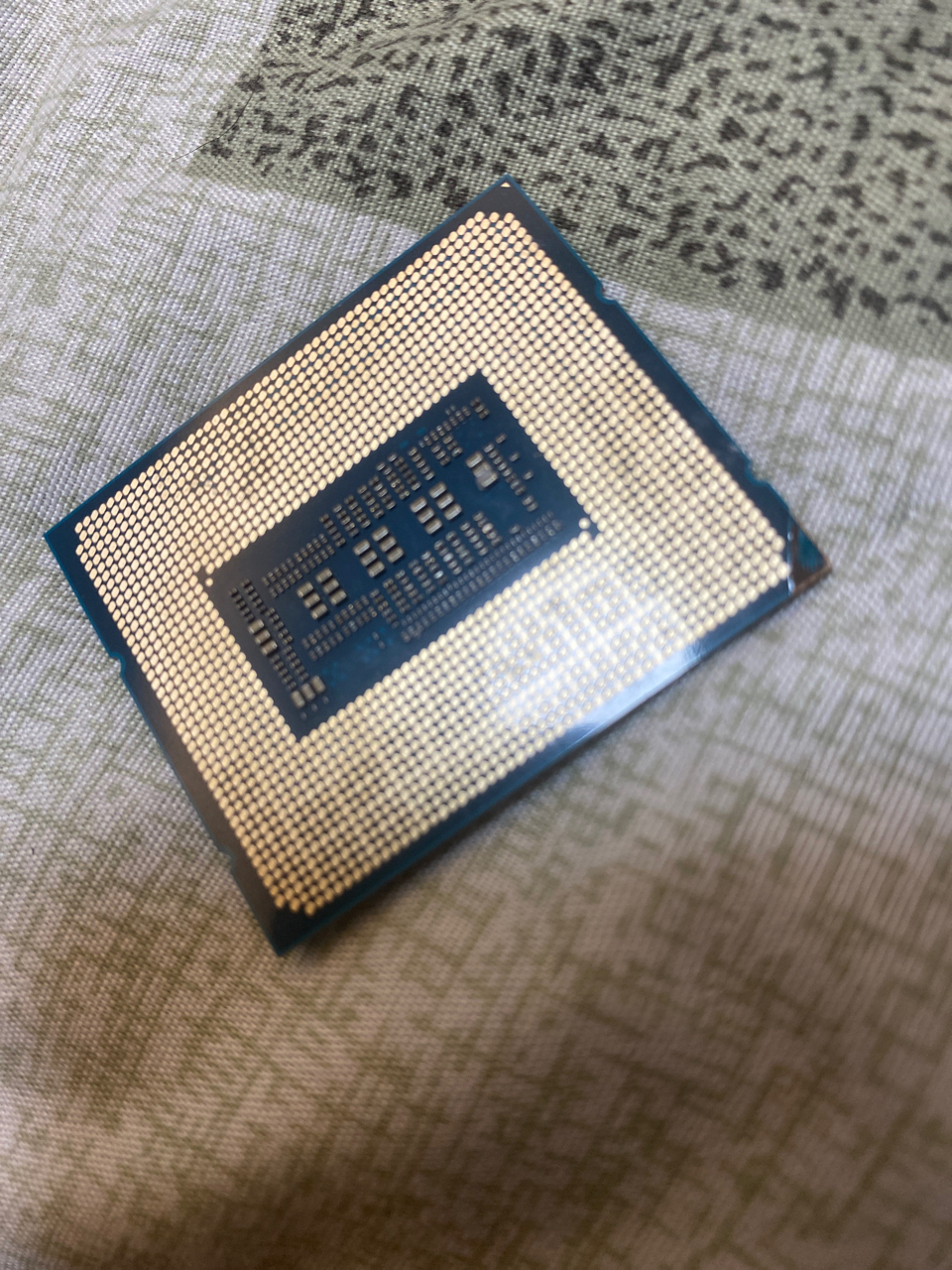 突发，cpu突然脱手，摔这样了，还有得救吗 178