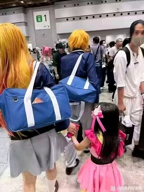 漫展上，除开官方，男coser和女coser出cp角色是不是很少见？ 178