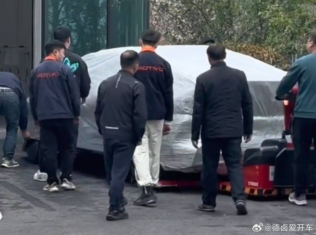 可能是v8s的黄色su7 178