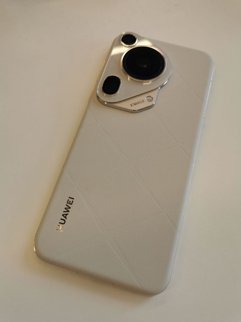 中午去店里拿了一台p70 ultra，实际到手觉得素皮还行 NGA玩家社区