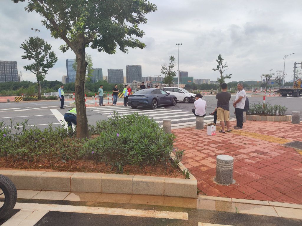 上班路过看到小米su7事故 NGA玩家社区