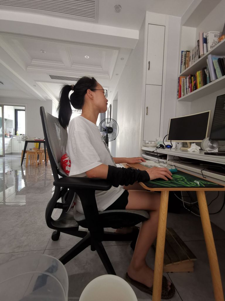 50深度小桌子有办法强上32寸4k显示器吗 NGA玩家社区