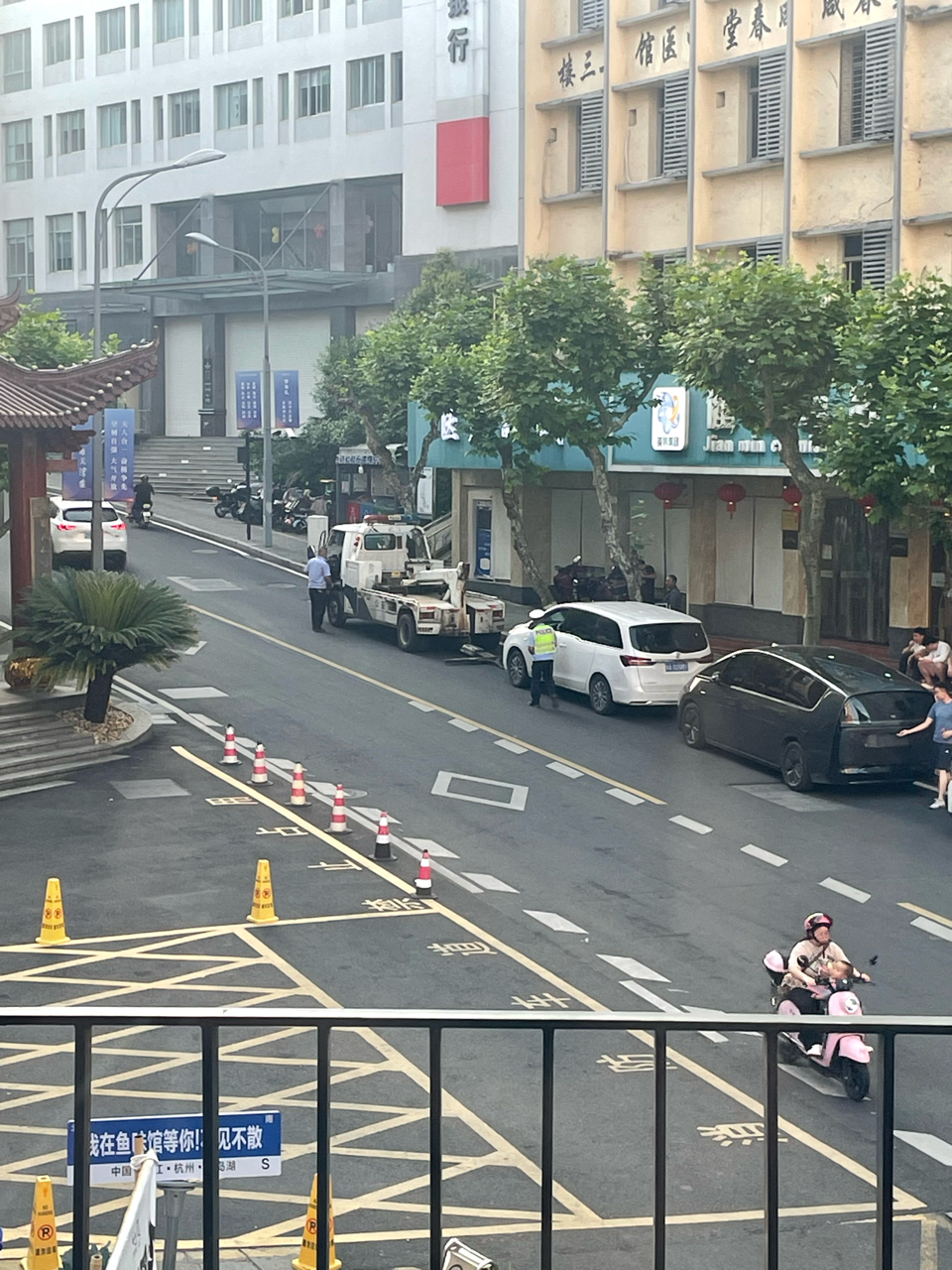 这应该是黑车全责了呢吧？mega蹭了前车，可结果居然前车被拖了 NGA玩家社区