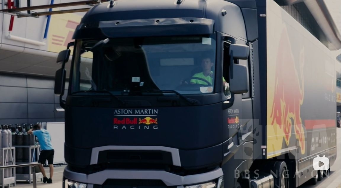 [gbc氵]mmk可能为我们演示了雨天遇见障碍物被迫急刹车的正确操作 NGA玩家社区