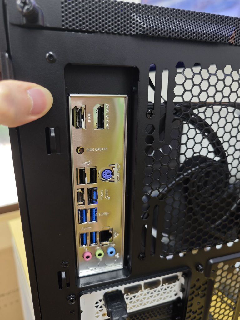 216r的HDMI孔有点歪，这样正常吗 NGA玩家社区