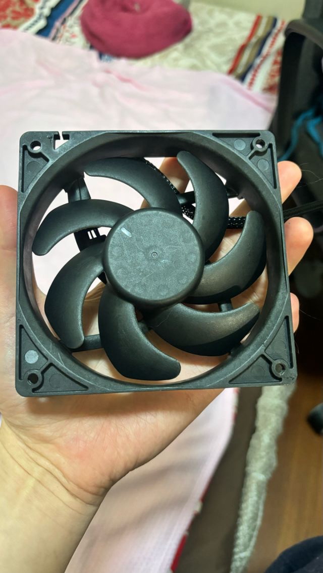 出r5 7600+ 映泰b650，两根海康威视c2000pro 2t，硕美科g936pro 7.1声道耳机，8把avc daze1225b2u 双滚珠风扇。 NGA玩家社区