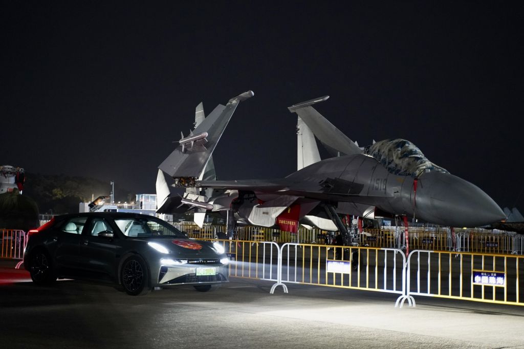 天上舰载歼15T，地上极氪001 178